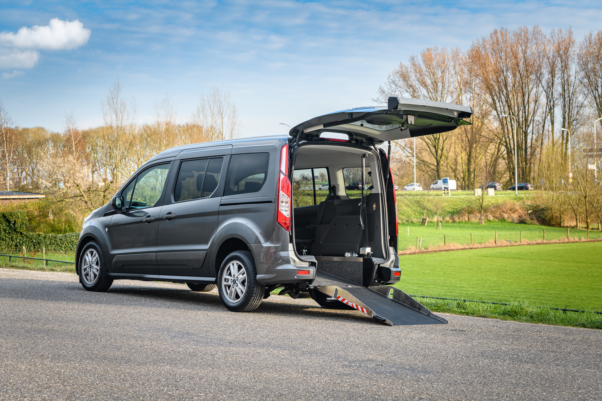 Ford Grand Tourneo Connect disability car | Up to 7 passengers | WAV-kit